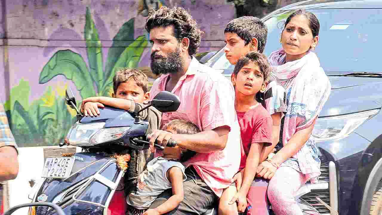 Triple Riding: సర్కస్‌ ఫీట్లు కావు..! | Despite Warnings, Triple Riding ...