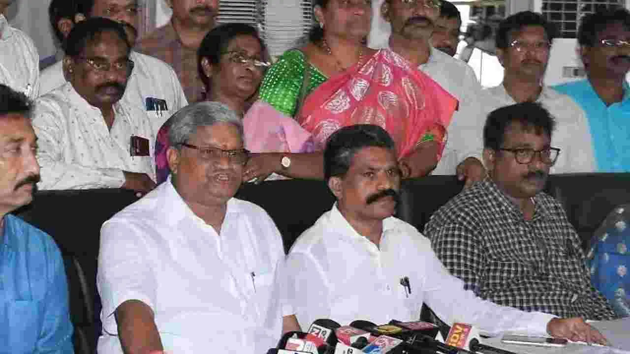 APNGOs Venkata Shiva Reddy: వైసీపీ పాలనలో ఉద్యోగుల జీవితాలు నాశనం | Employees Lives Ruined Under ...