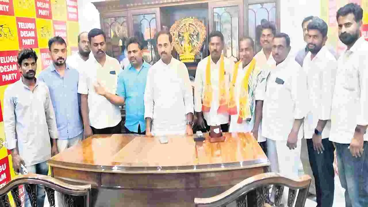 joins TDP వైసీపీ మాజీ కన్వీనర్‌ టీడీపీలో చేరిక | Former YSRCP convener joins TDP