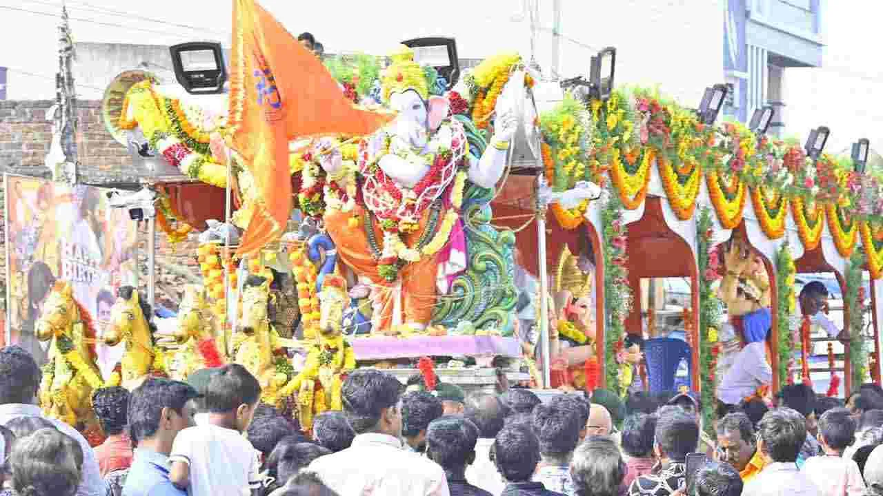 Nizamabad Ganesh Shobha Yatra: గణేషుని శోభాయాత్ర ప్రారంభించిన పీసీసీ చీఫ్ మహేష్ గౌడ్ | Mahesh ...