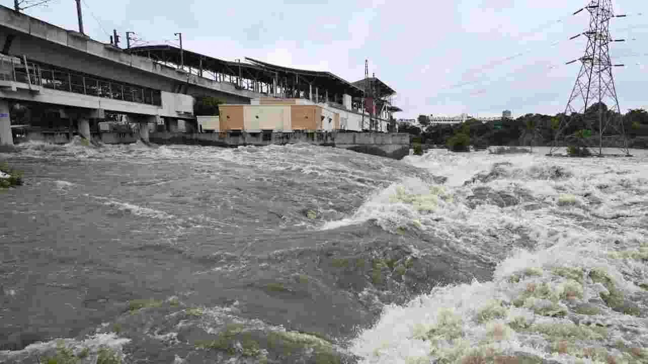 Moosi River Flood: మూసీ కల్లోలం.. ఇళ్లలోకి నీరు.. కొనసాగుతున్న సహాయక ...