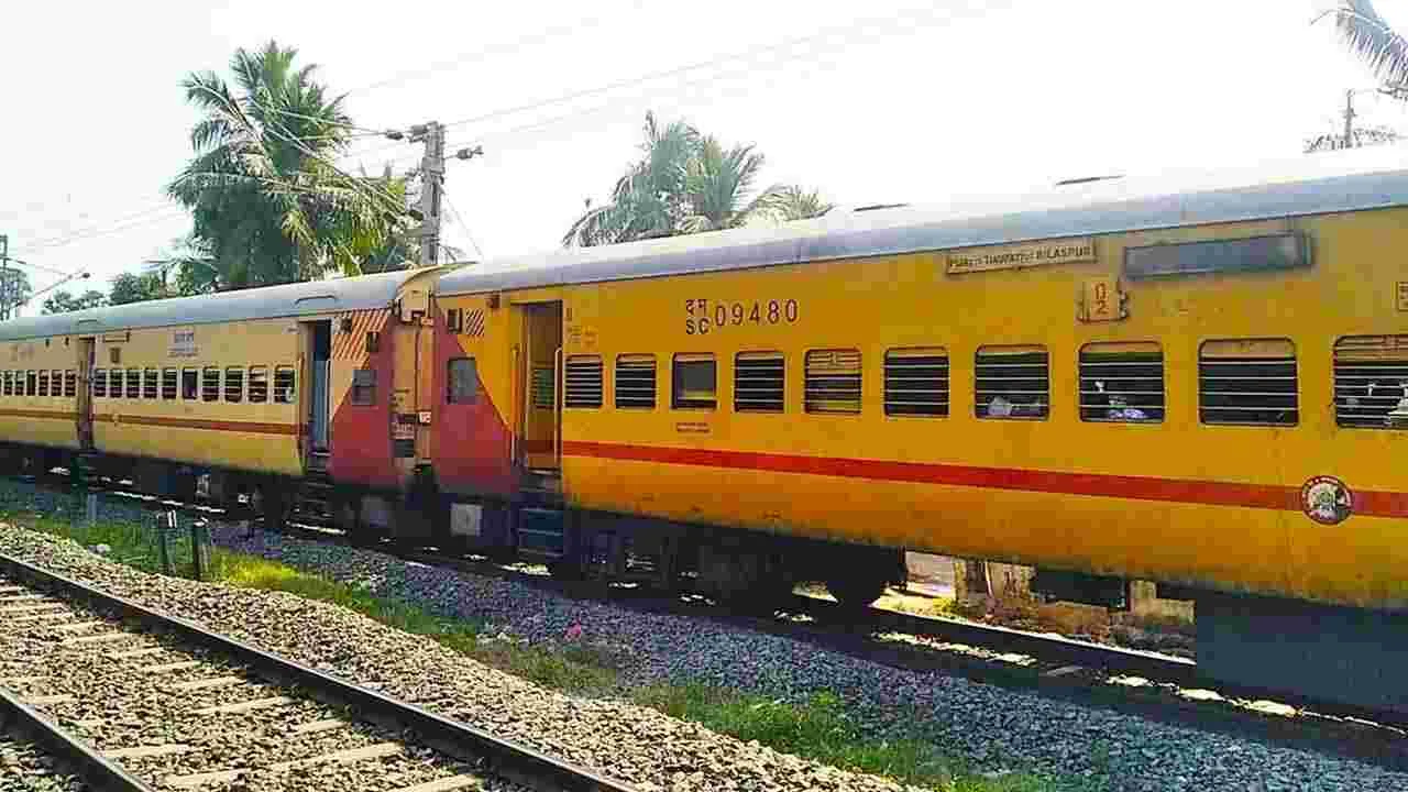 Rajahmundry: పూరి - తిరుపతి రైల్లో మంటలు.. భయంతో ప్రయాణికుల పరుగులు ...