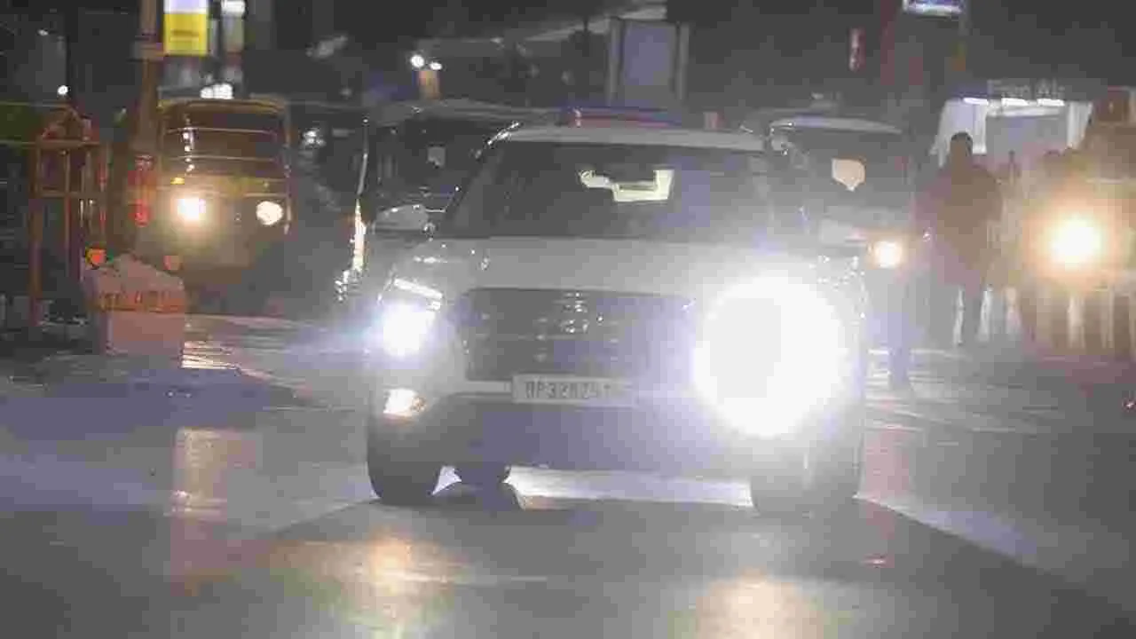 హైబీమ్‌ లైట్లతో అధిక ప్రమాదాలు | High Beam Headlights Becoming a Major ...