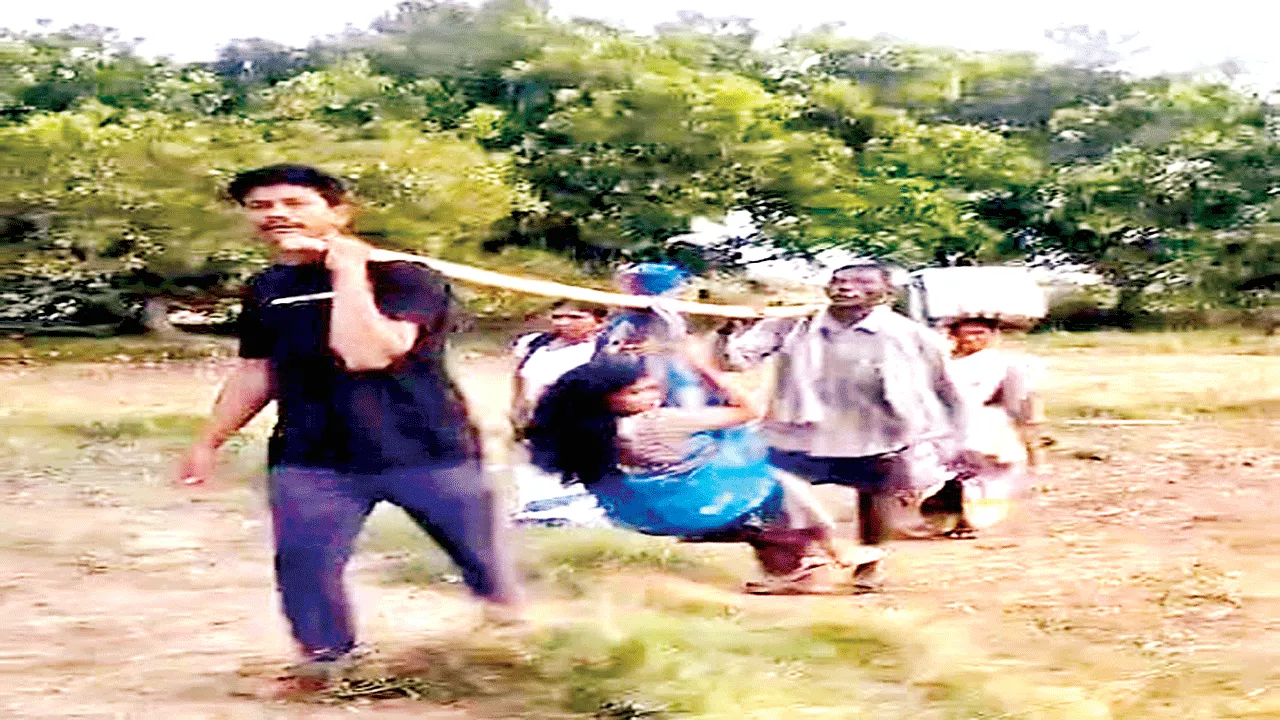 డోలీలో మోస్తూ.. నాలుగు కిలోమీటర్లు నడిచి.. | Carrying it in a dolly ...