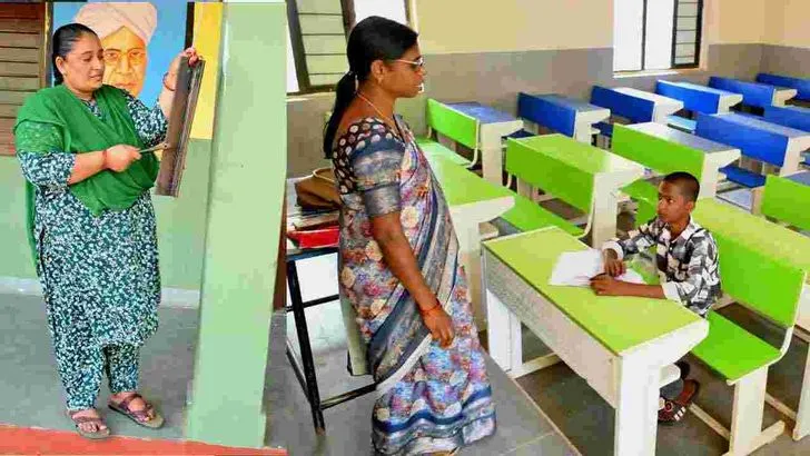 తెలంగాణలో మోగిన బడి గంట.. విద్యార్థుల సందడి | Schools Reopen Across ...