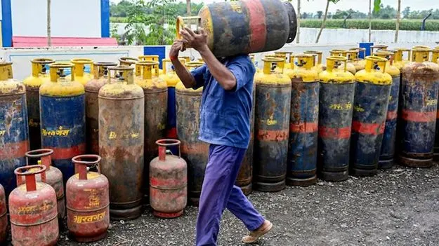 వాణిజ్య గ్యాస్ సిలిండర్ల ధరల పెంపు.. | Commercial LPG Cylinder Price ...