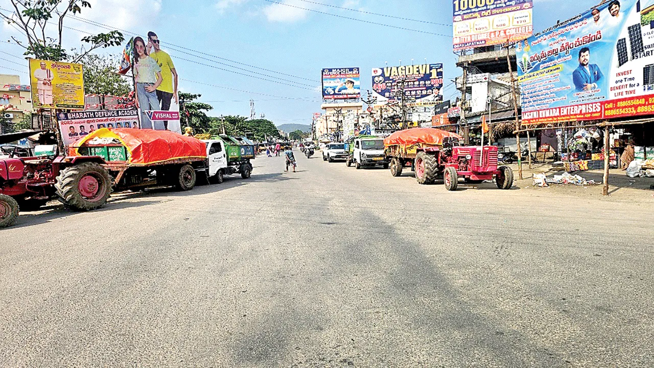 చెత్తతో నిలిచిపోయిన వాహనాలు | Vehicles stuck with garbage